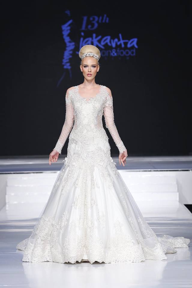 Black Is Gold Dari Mayaratih Couture - Batiklopedia