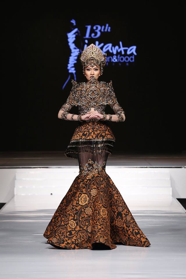 Black Is Gold Dari Mayaratih Couture - Batiklopedia
